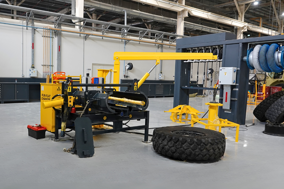 Run-Flat Changer Machine - Operating the Workshop Model - Army Technology